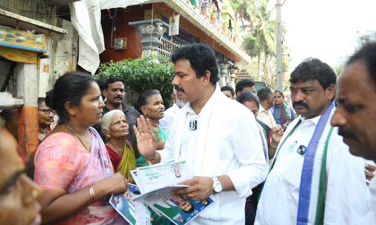YSR Congress Party MLA candidate KK Raju campaigns in 23rd Ward ...