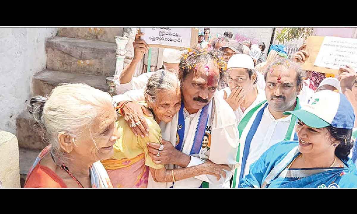 ‘Praja darbar’, home visits bring Vasupalli closer to people