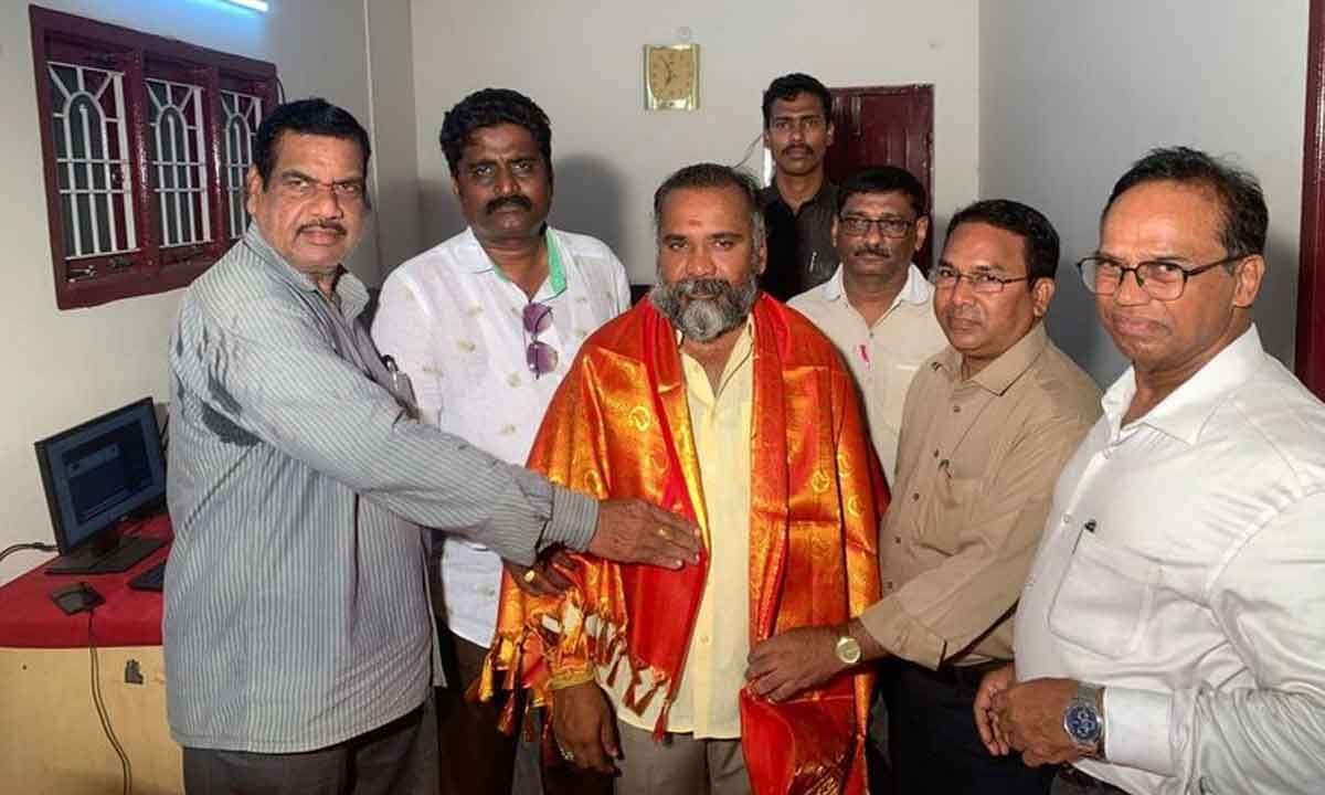 MLA-elect Murali Mohan felicitated by HMTV, Hans India staff