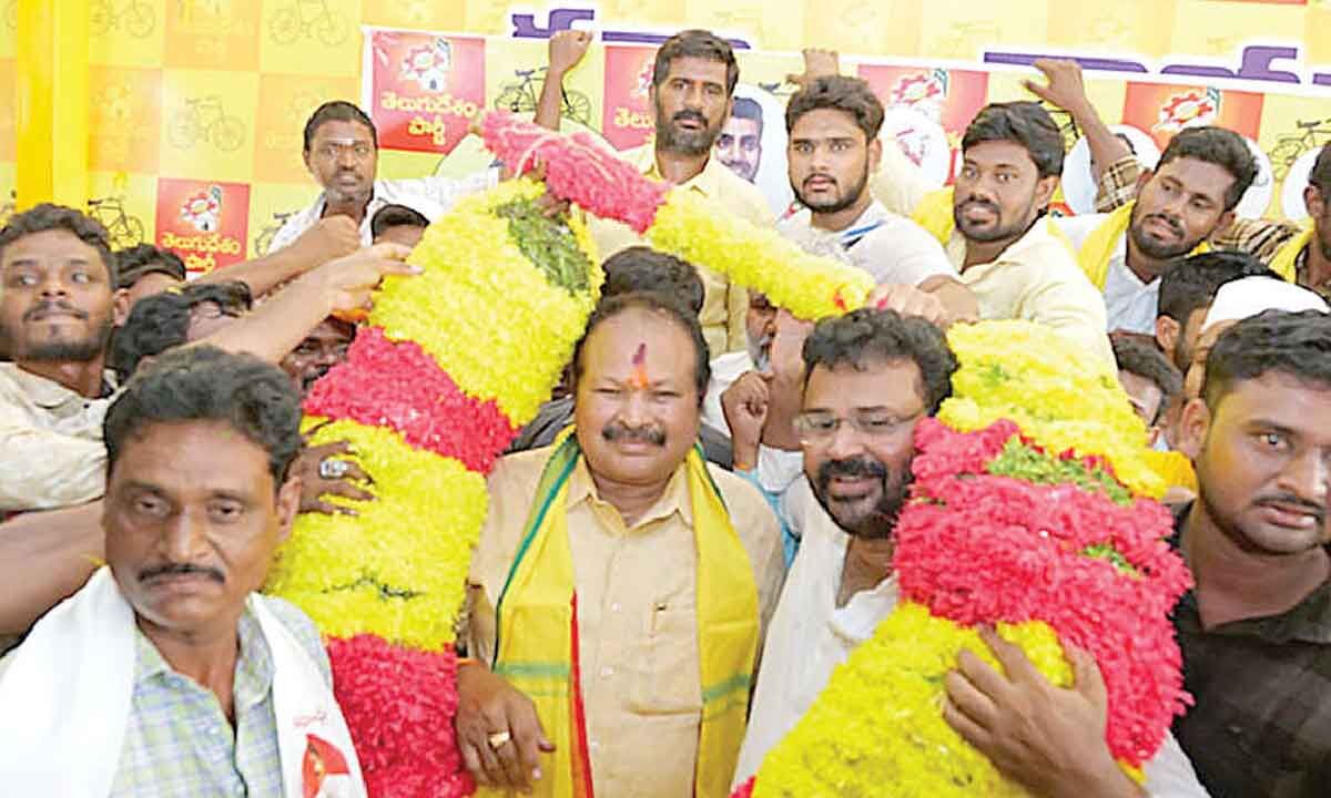 Kanna receives grand welcome in Sattenapalli