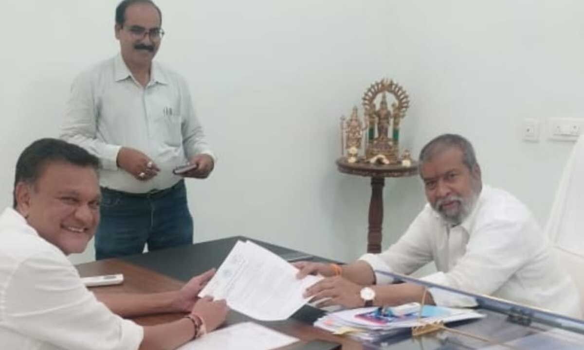 MLC Challa Venktramireddy meets Health minister on various health ...