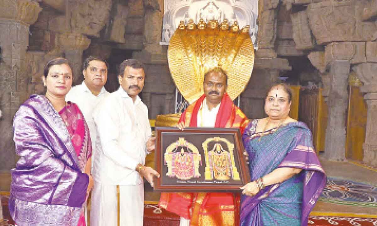 Shyamala Rao takes charge as TTD EO