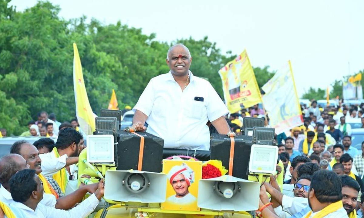 Revenue Minister receives warm welcome in Repalle