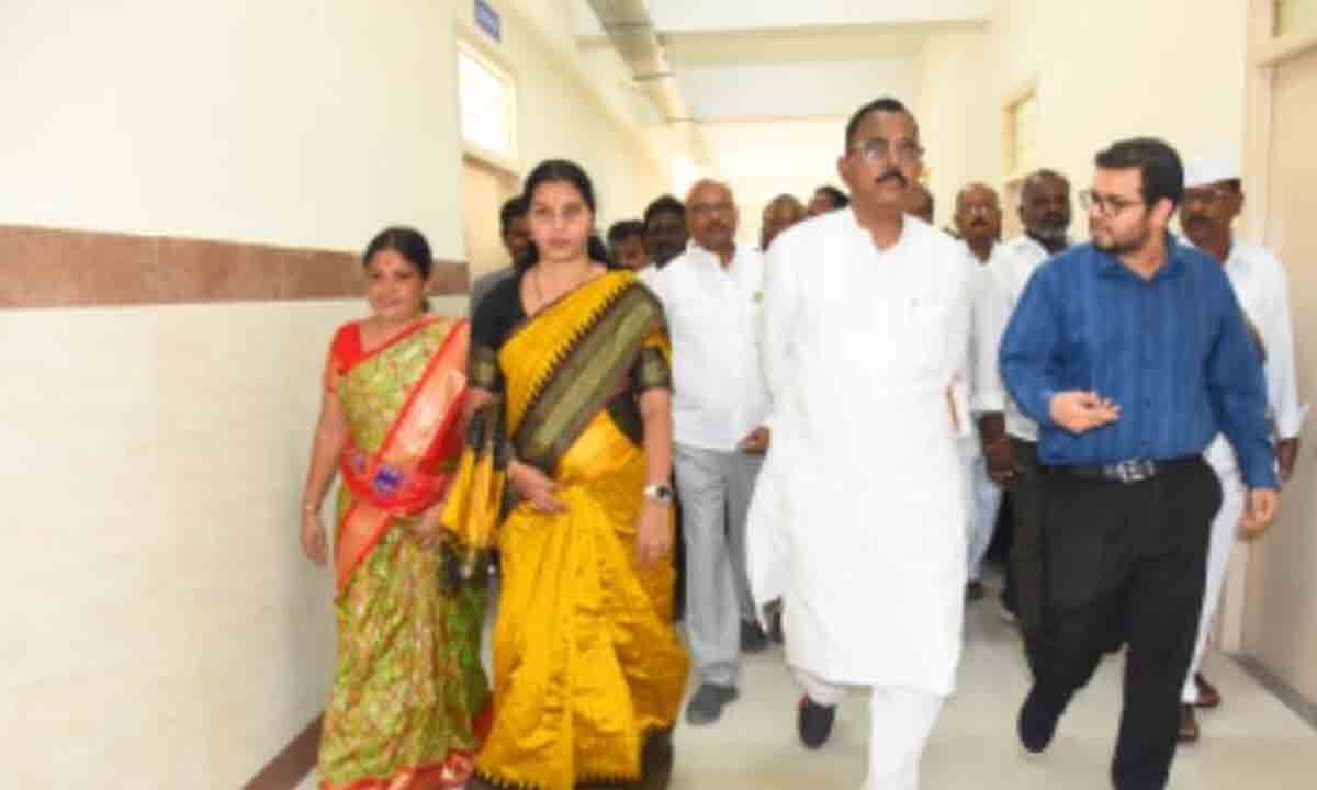 MP Mallu Ravi visits Gadwal medical College
