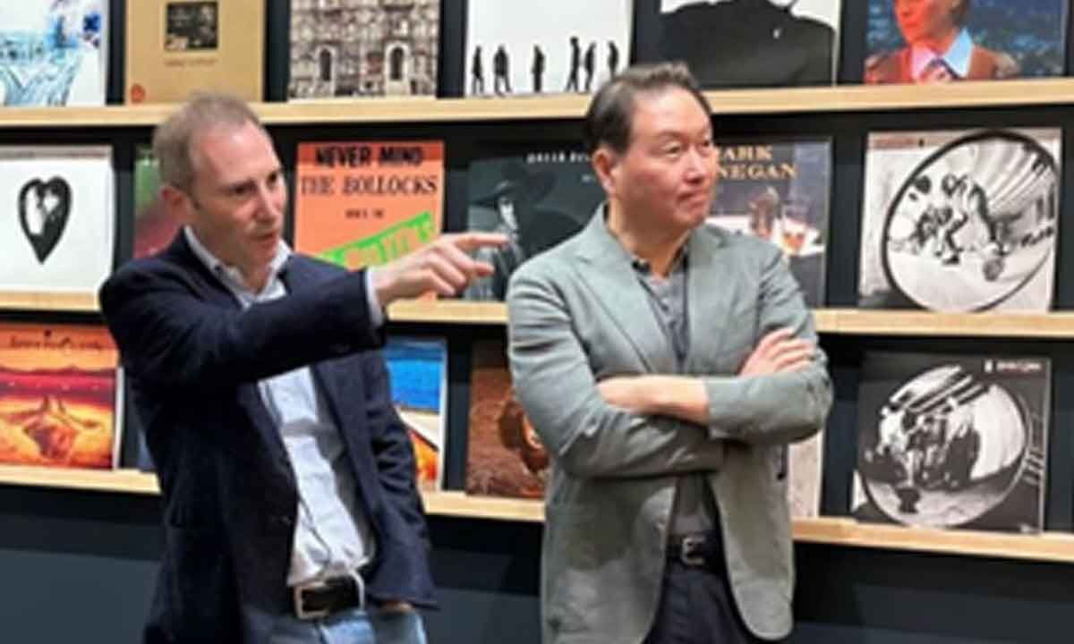 SK Group chairman meets with CEOs of Amazon, Intel