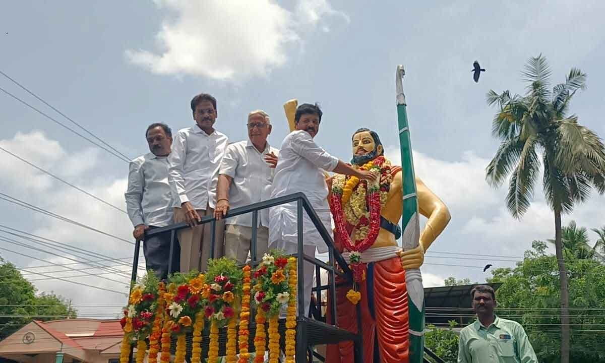 Rajamahendravaram: Tributes paid to Alluri on birth anniversary