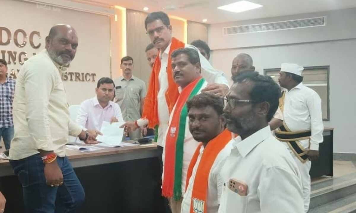 BJP leaders submits a pittetion to the DC on establishment of Hostel ...