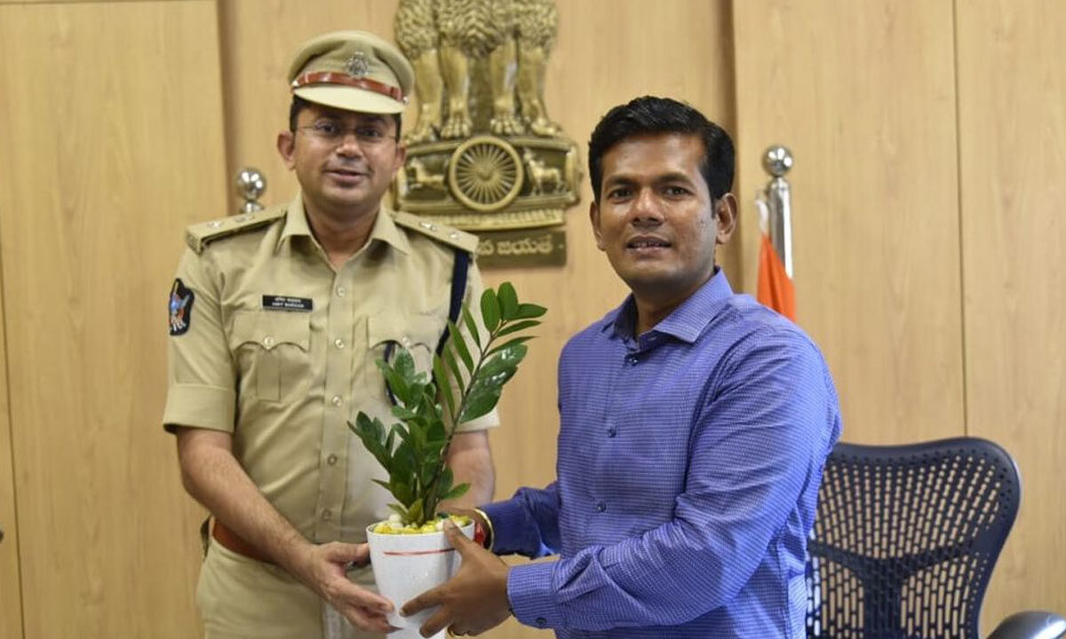 Amit Bardar takes charge as SP