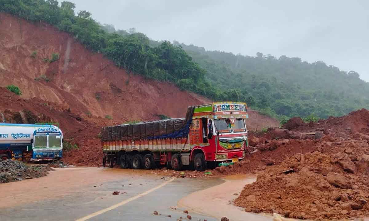 Shiroor hill slide: Truck still trapped under mud with driver inside ...
