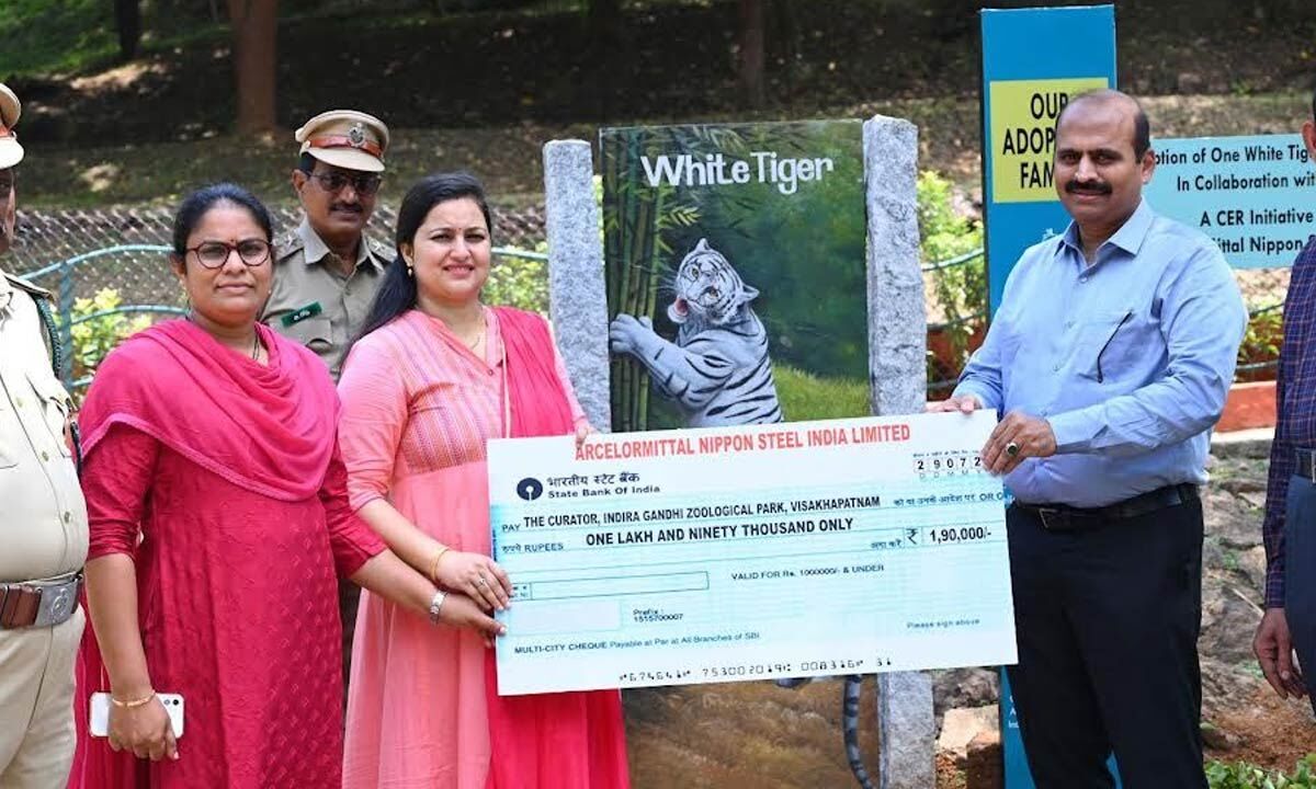White tiger ‘Balu’ at IGZP gets adopted