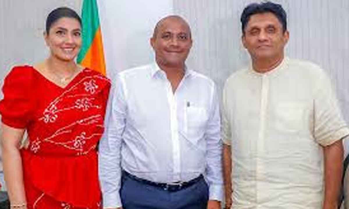 Hashan Tillakaratne rejoins politics, announces support to Lankan Opposition leader