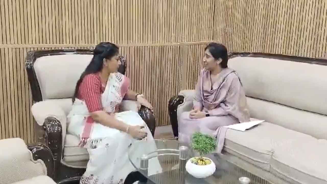 YS Sunitha meets AP Home Minister, seeks justice for her father YS Viveka