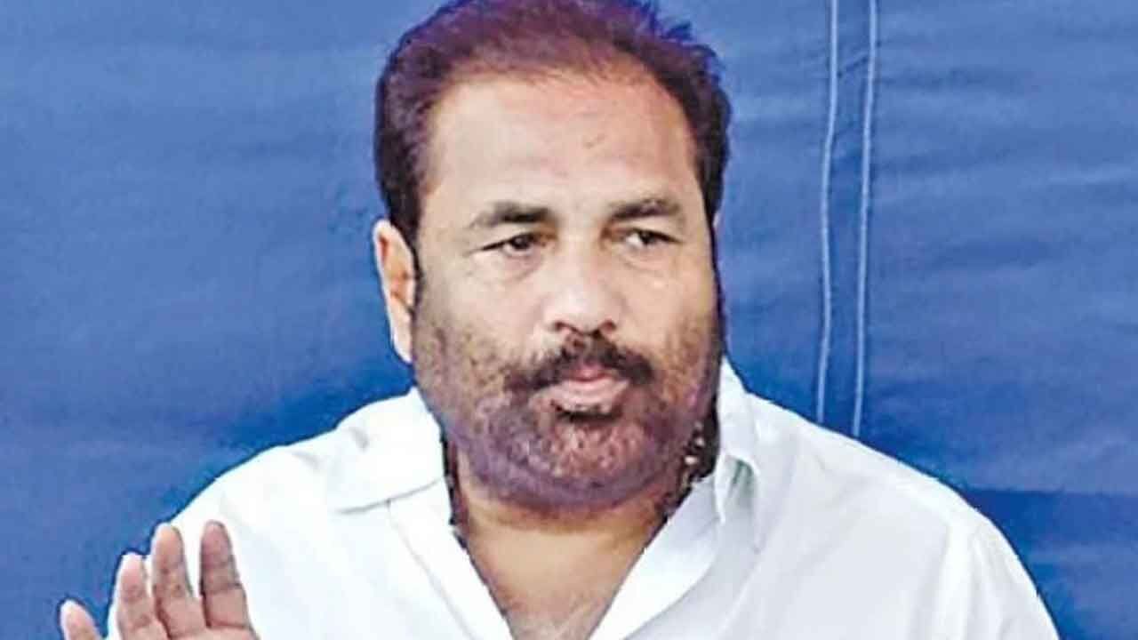 MLA Kotamreddy Sridhar Reddy lays foundation for CC roads