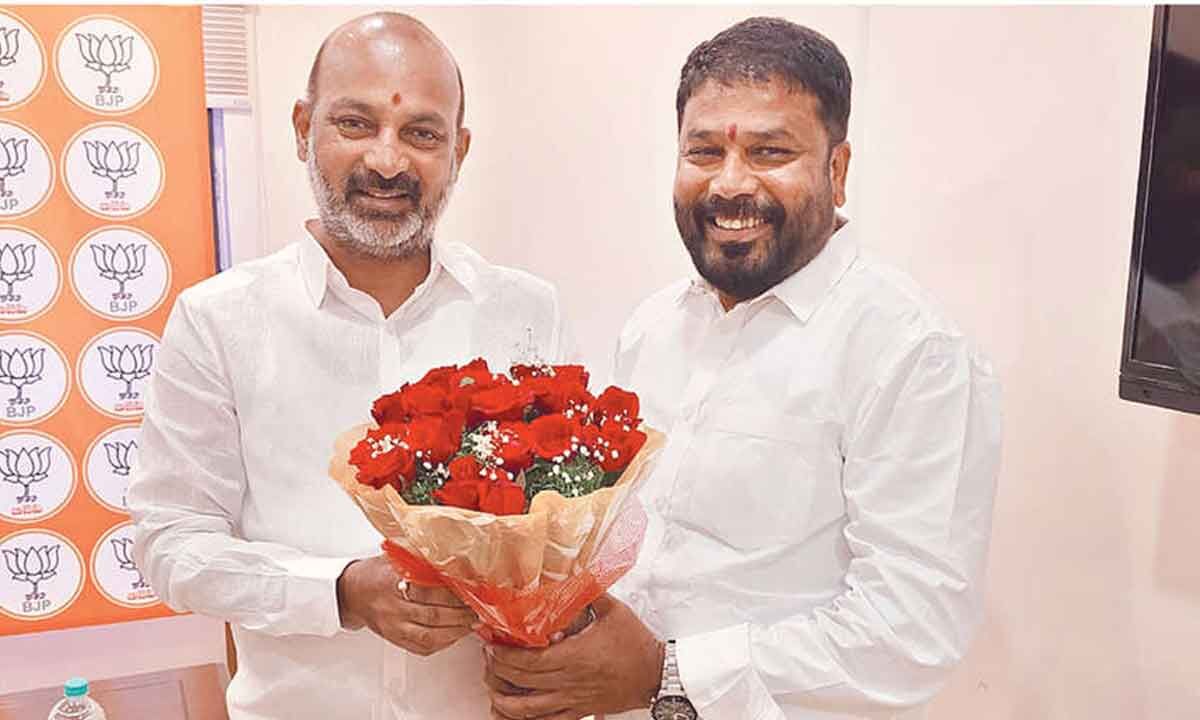 Namburi Ramalingeswara Rao calls on Union Minister Bandi Sanjay Kumar