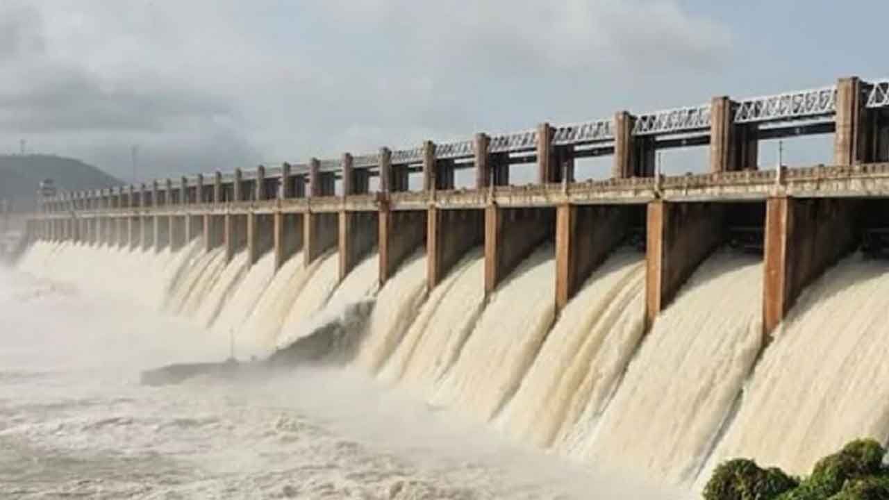 Tungabhadra Dam Gate Failure Triggers Massive Water Release, Villages ...