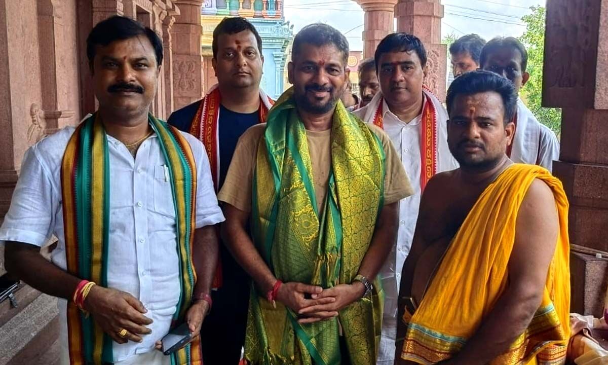 Chief Minister's Brother Visits Jogulamba Temple