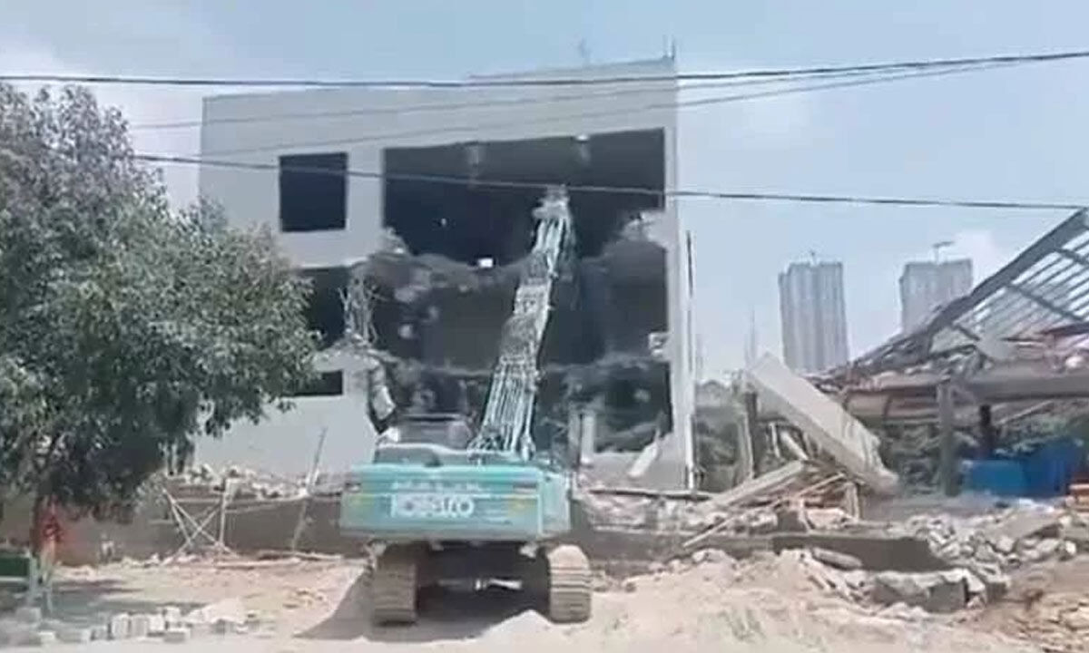 HYDRA its spreads fangs, razes illegal structures near Gandipet