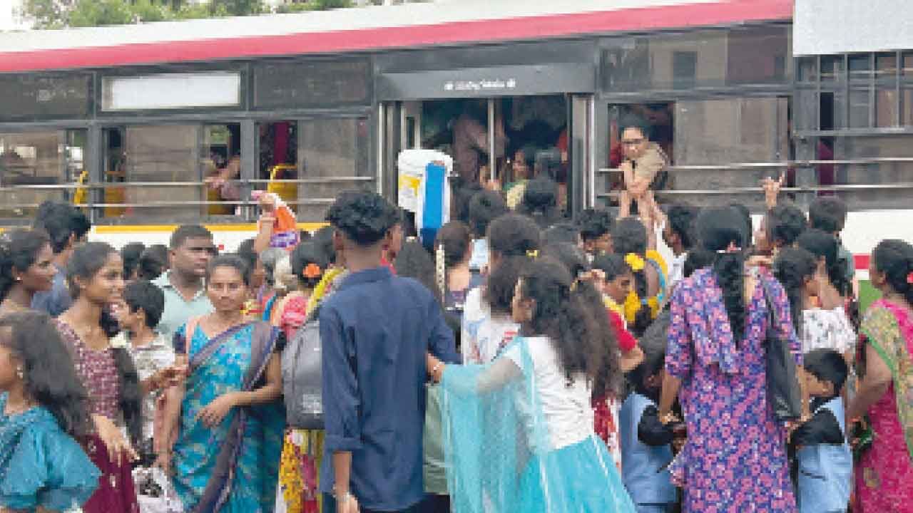 Buses jam-packed on festival day