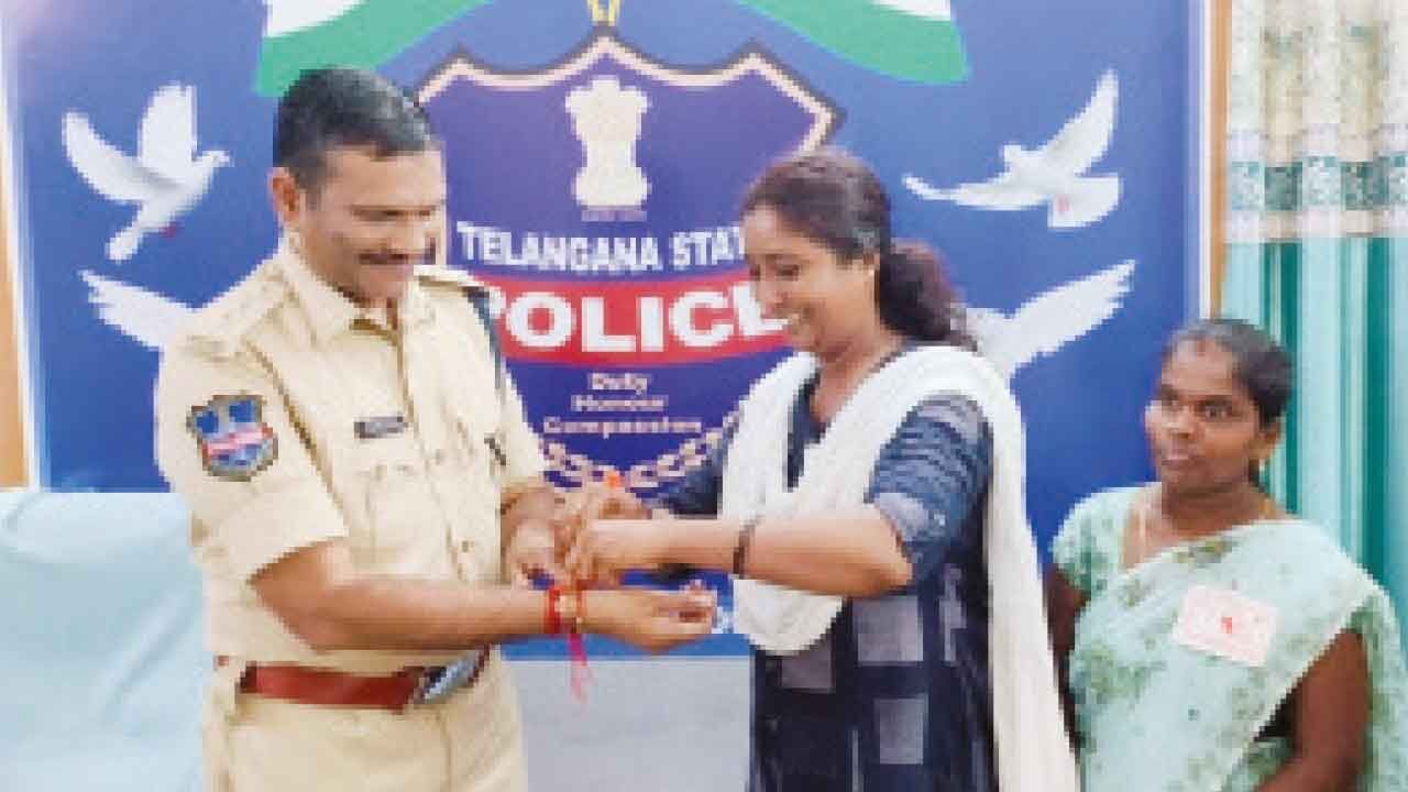 AIDWA members tie rakhis to DSP