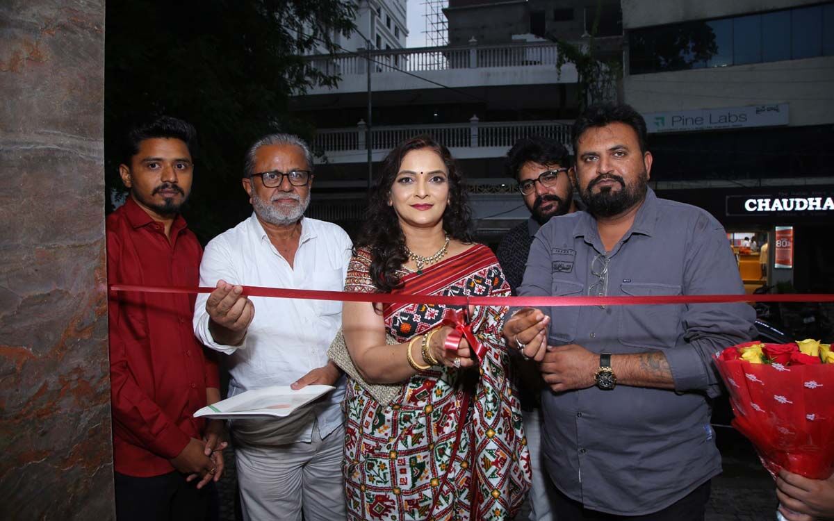 Socialite Bina Mehta Inaugurates D sons patola art Exhibition at ...