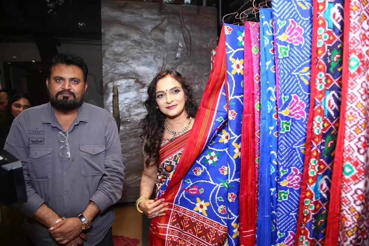 Socialite Bina Mehta Inaugurates D sons patola art Exhibition at ...