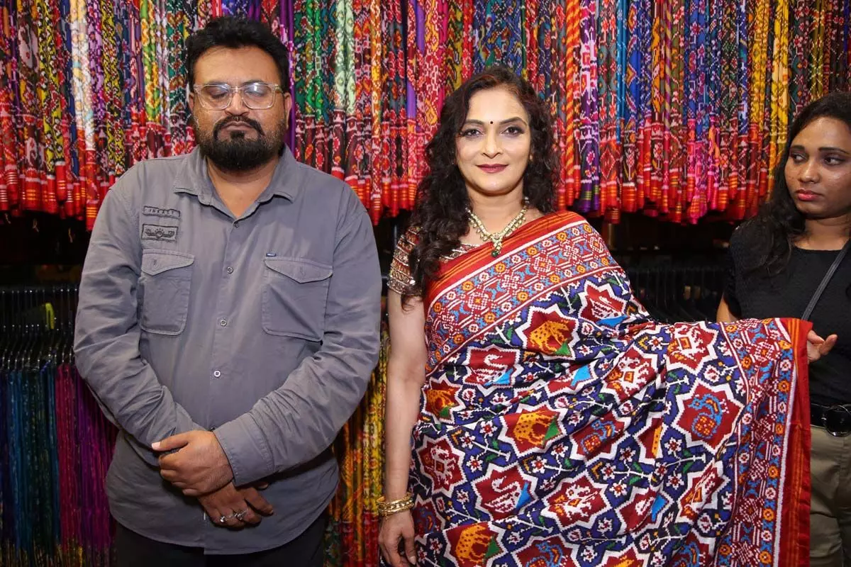 Socialite Bina Mehta Inaugurates D sons patola art Exhibition at ...