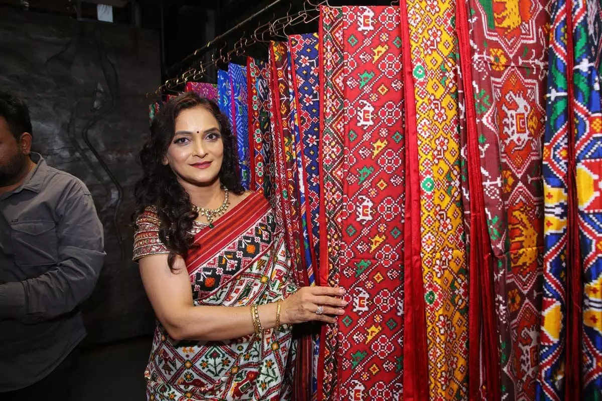 Socialite Bina Mehta Inaugurates D sons patola art Exhibition at ...