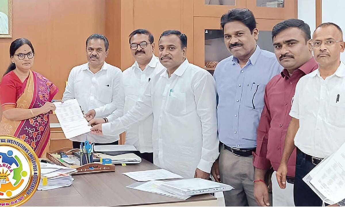 Gurukul Assn members submit petition to CS on pending issues