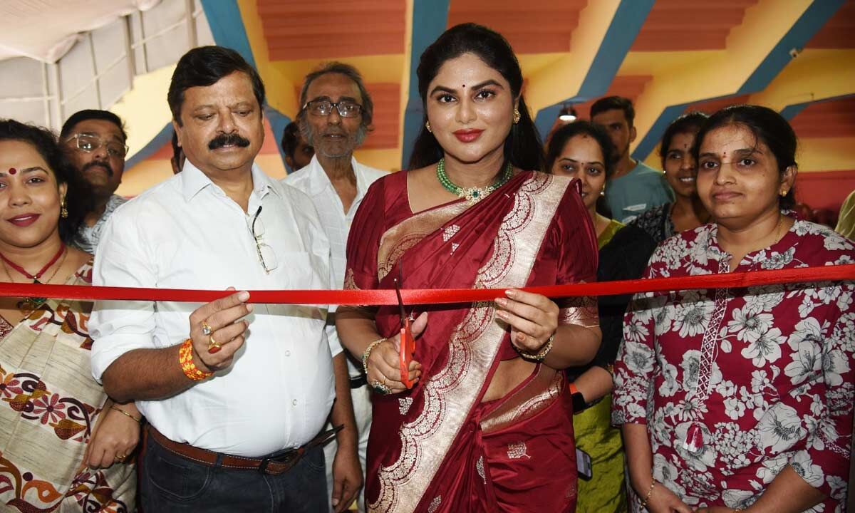Socialite Sailaja Reddy Inaugurates National Silk Expo at Srinagar Colony