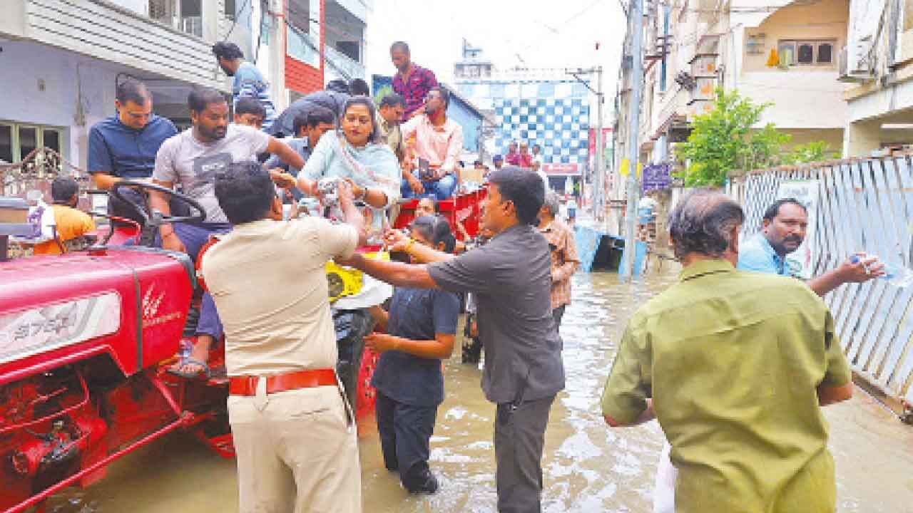 More NDRF teams, 4 copters reach flood-hit Vijayawada