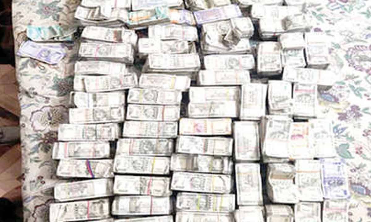 CBI seizes Rs 2.39 cr from DPCC engineer's house