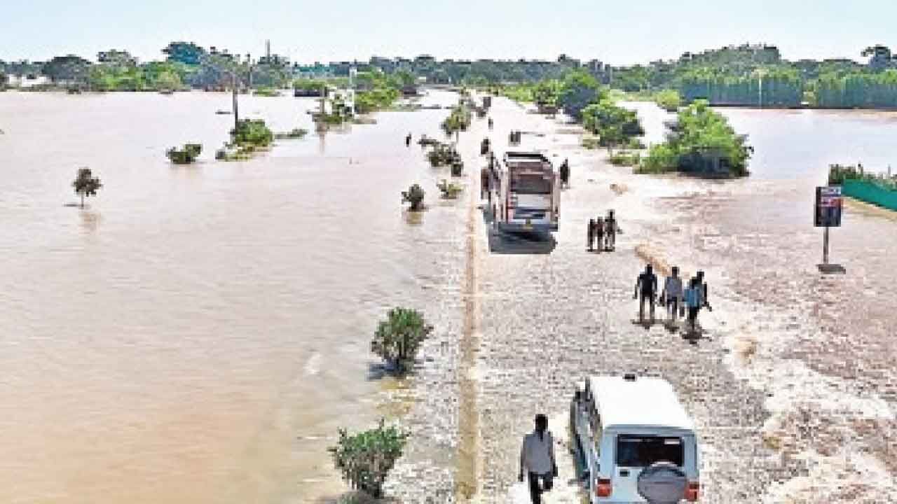 Yeleru flood impact still severe in Kakinada dist