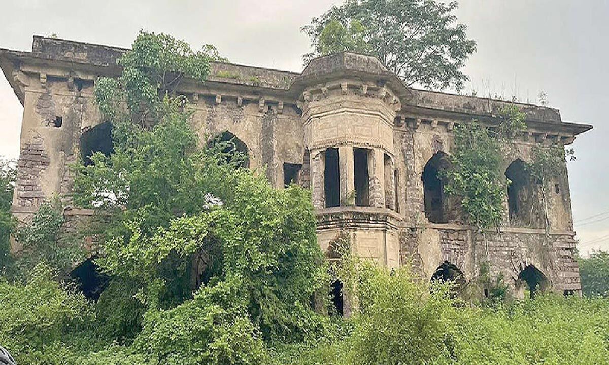 Mushk Mahal turns den of anti-social elements