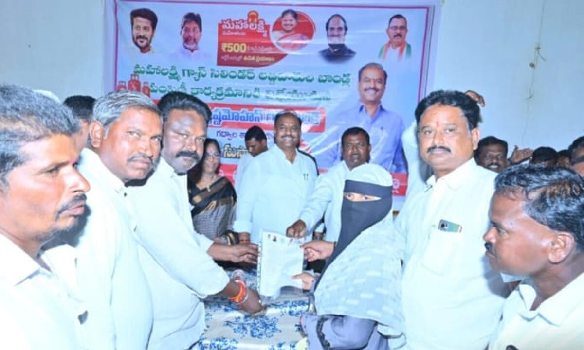 MLA Bandla Krishnamohan Reddy Distributes Mahalakshmi Gas Cylinder ...