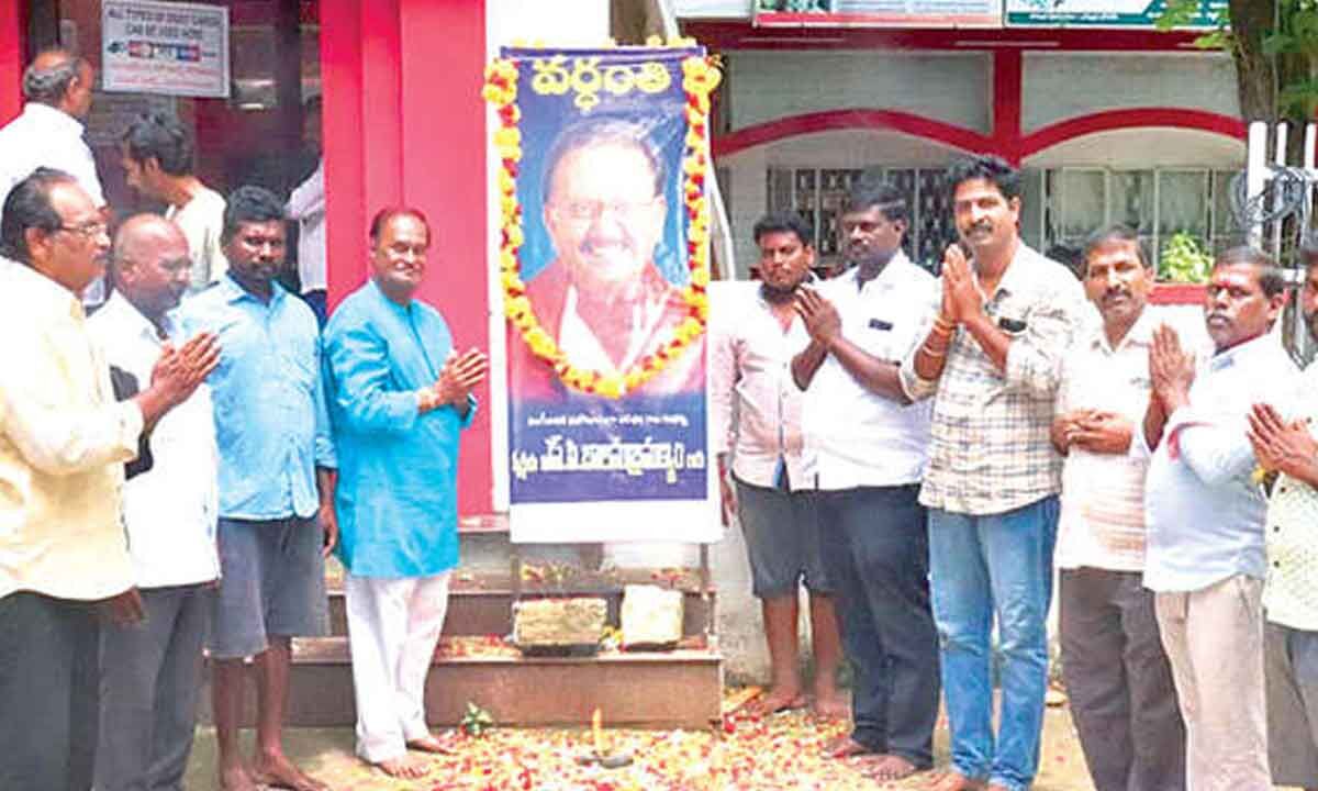 Tirbutes paid to Pandit Deendayal, SP Balu