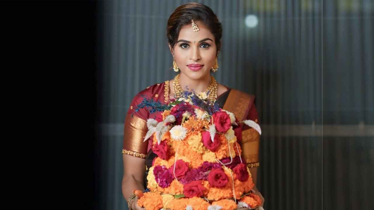 Mrs. India 2024 Hemalatha Reddy Graces Dandiya Events at Bathukamma ...