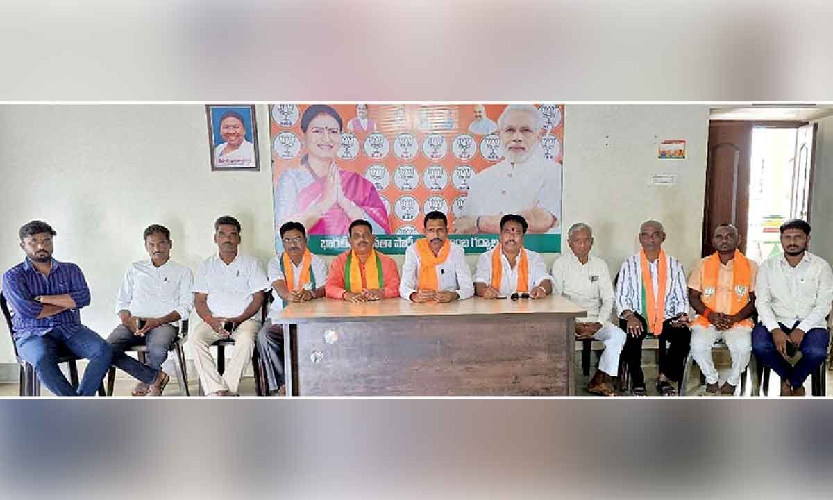 BJP neta condemns attacks on temples