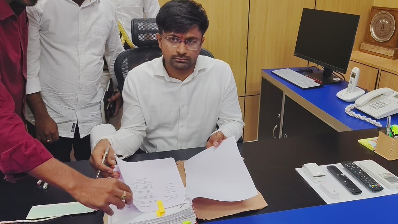 Manoj Reddy Takes Charge as Kadapa Municipal Commissioner, Vows to ...