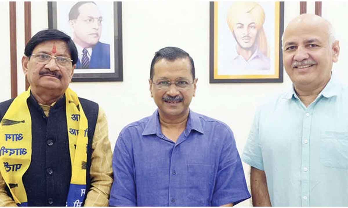 BJP Delhi neta B B Tyagi joins AAP