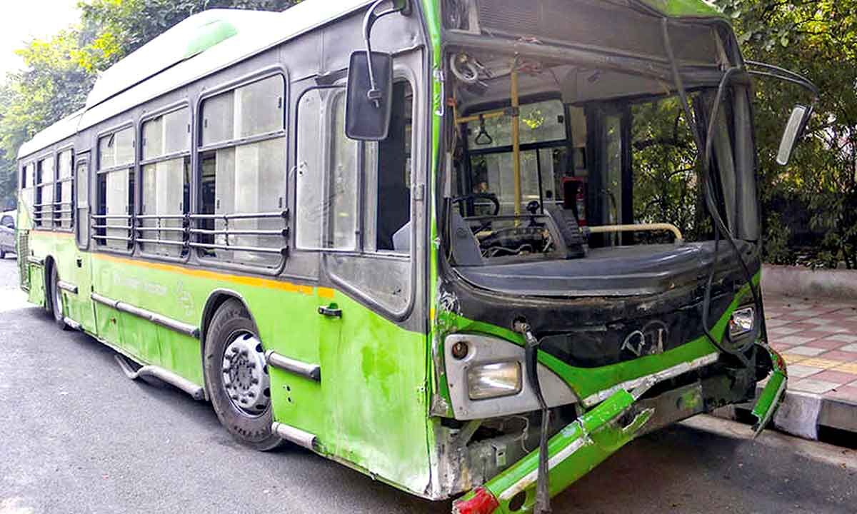 Police constable among 2 mowed down by DTC bus