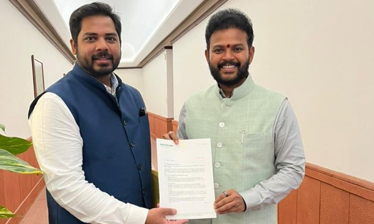 MP Vamshi meets UM Ram Mohan Naidu
