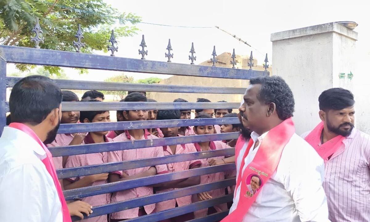 Gurukul staff locks gate in BRS’ face