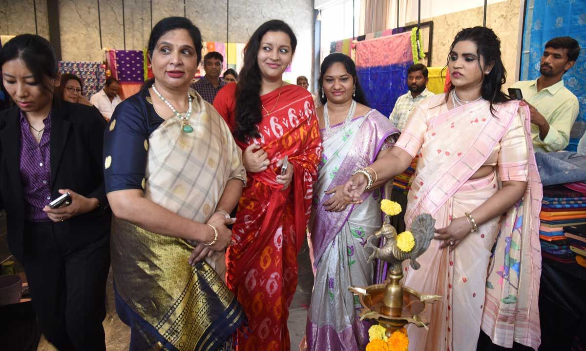 Renu Desai at Save the Weave handloom exhibition Launch at Room9
