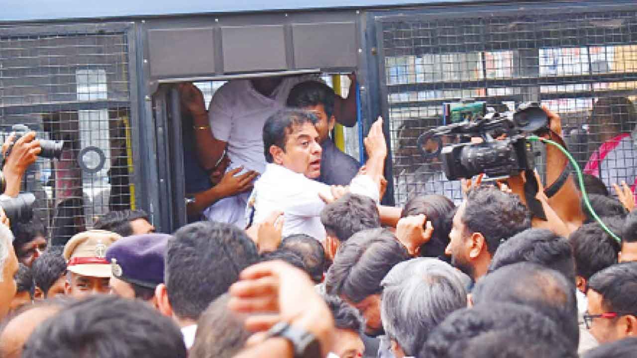 Will pack off ‘Congress Thalli’ statue to Gandhi Bhavan: KTR