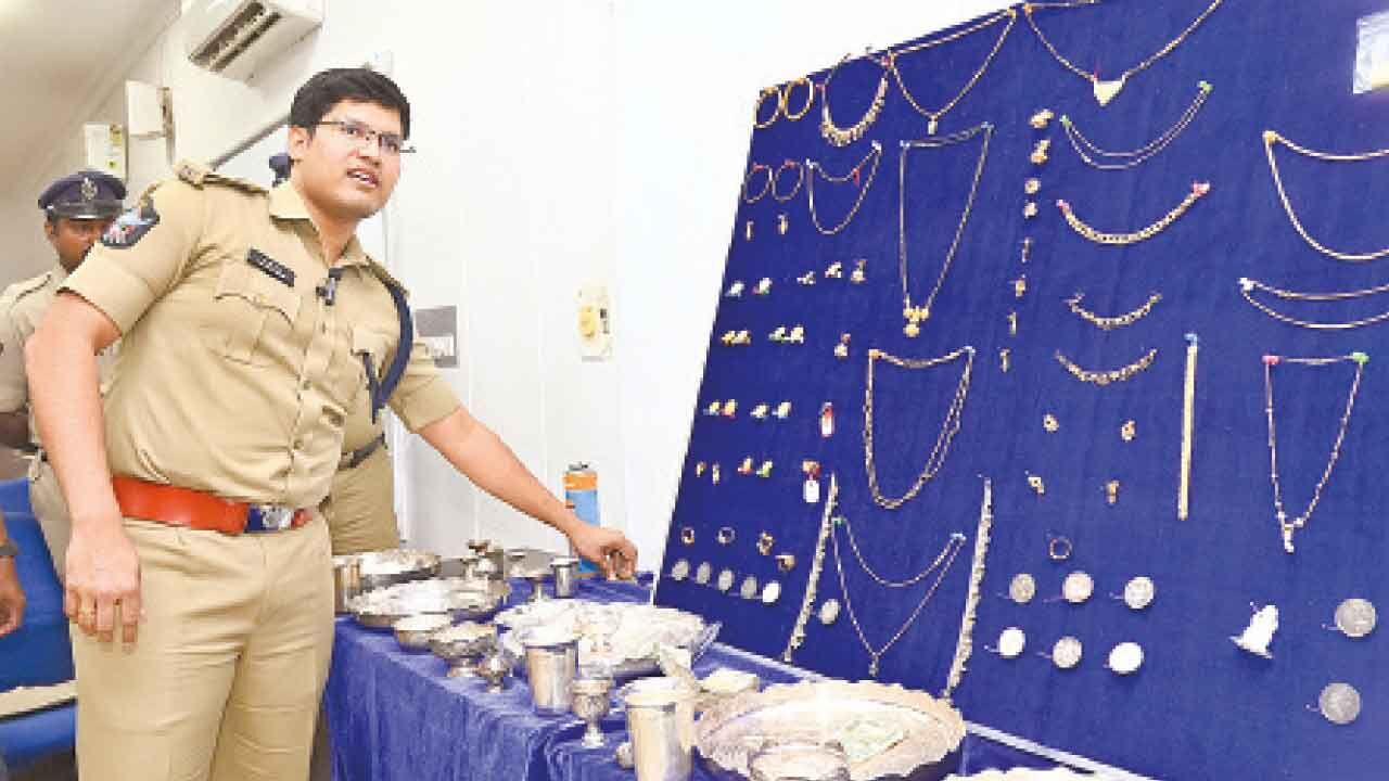 Eluru: 5 held, Rs 89L worth gold recovered