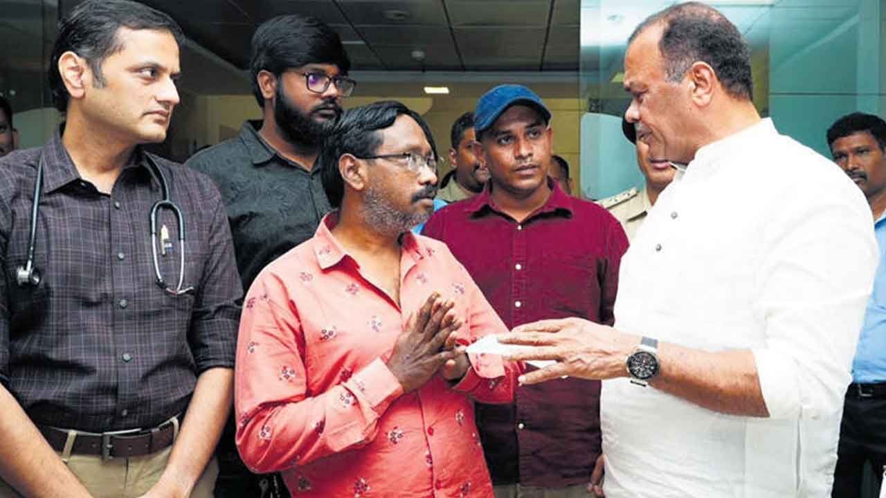 Cinematography Minister Komatireddy Venkat Reddy visits Sri Tej