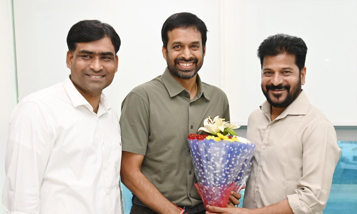Pullela Gopichand Meets Telangana CM Revanth Reddy, Praises Sports ...