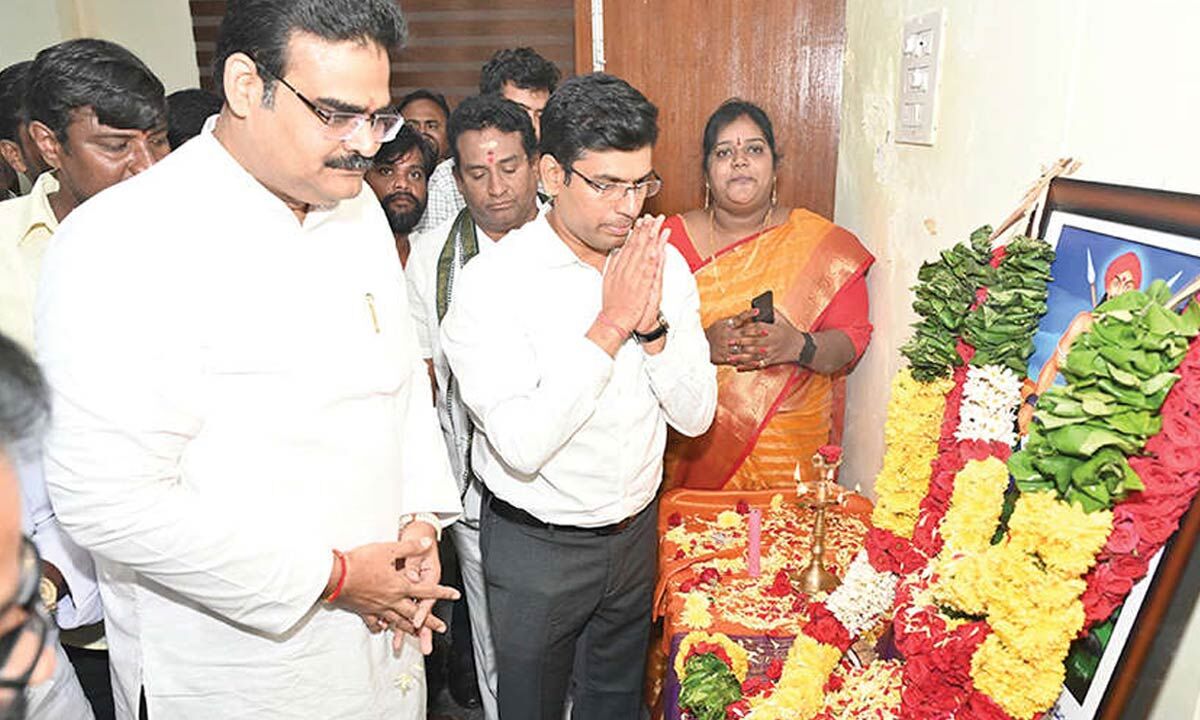 Tributes paid to freedom fighter Vadde Obanna on his birth anniversary