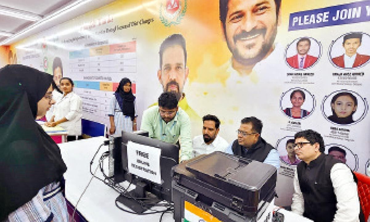 TGMREIS leaders, officials visit stall in Numaish