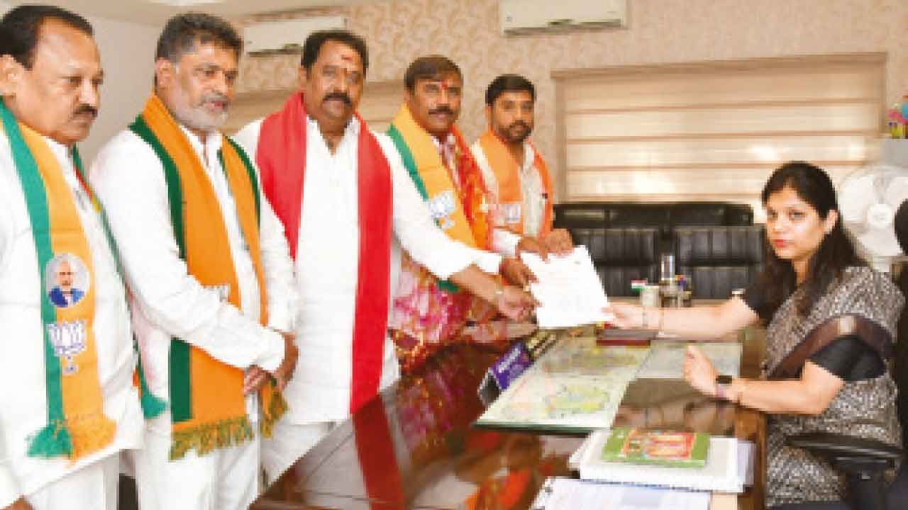 Karimnagar: BJP’s Anji Reddy submits papers